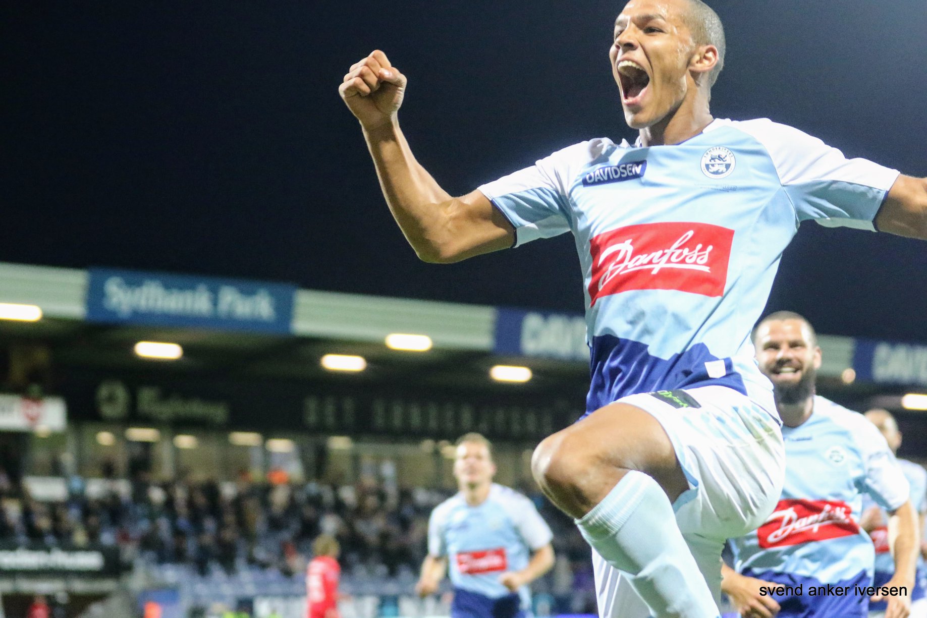 Alexander Bah i rødt og hvidt